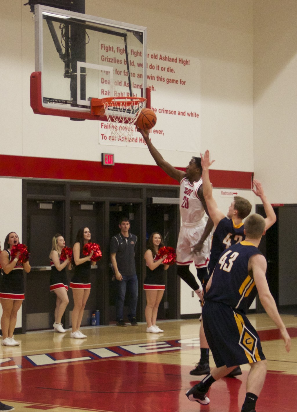 Raiders Get Revenge with 71-68 Victory – The Siskiyou